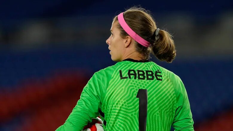 Stephanie Labbé la última en decir adiós pero con el oro bajo el brazo ...